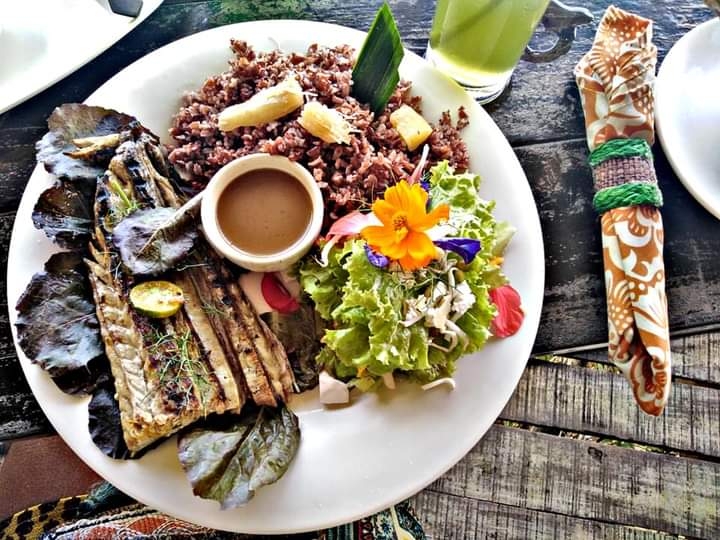 italki - Mouthwatering Filipino breakfast Fried milk fish and red rice ...