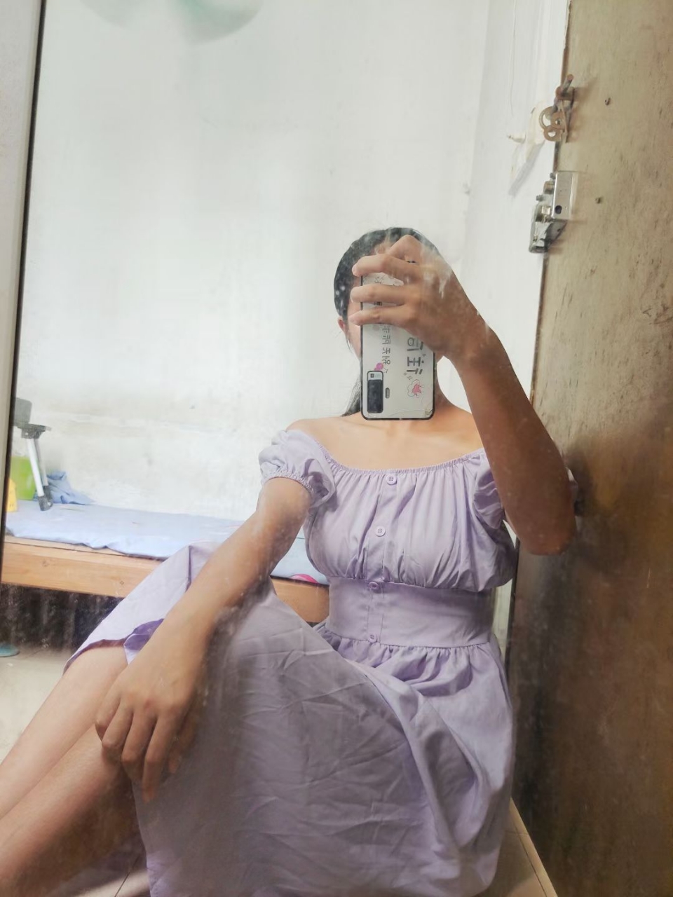 italki - 每天都在治愈中崩溃，又在崩溃中治愈； 似是不温不凉，不悲不喜； 日复一日，反反复复； 皮囊依旧，魂已枯干。[Image]