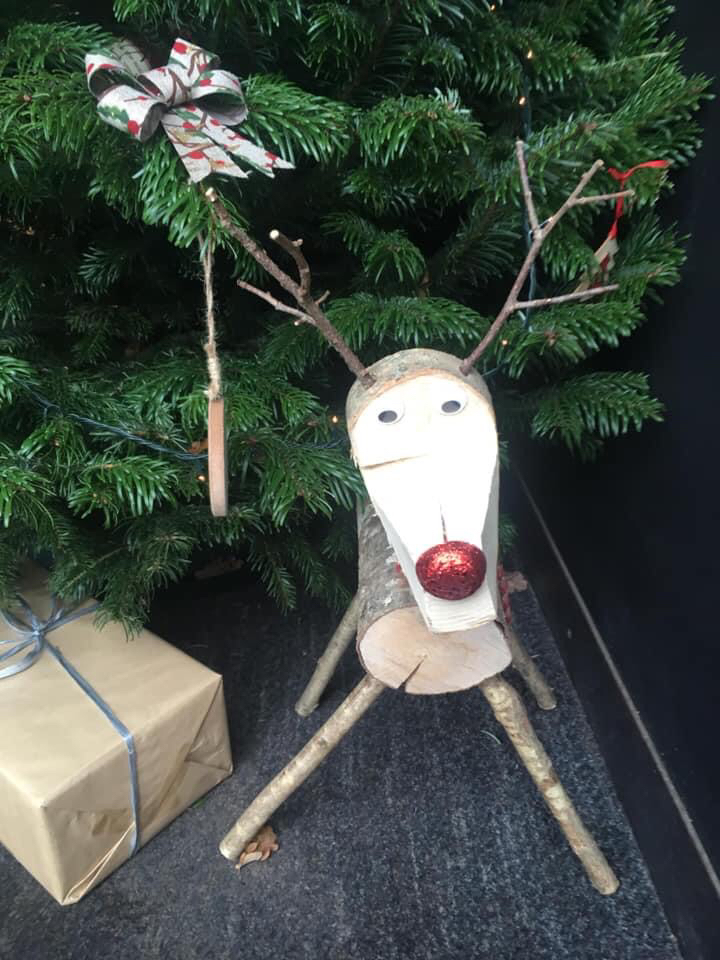 italki - Hi there. Teacher Simon here. It’s day 14 of Advent. Here’s an animal. It is ……the tree ...